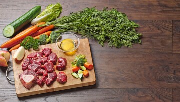 Rohfütterung für Hunde: BARFen | FRESSNAPF